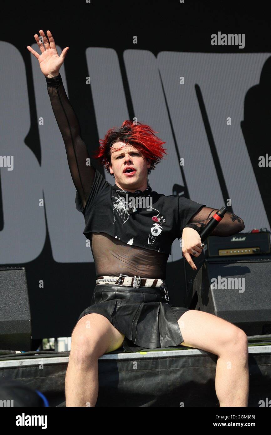 Yungblud on stage hi-res stock photography and images - Alamy