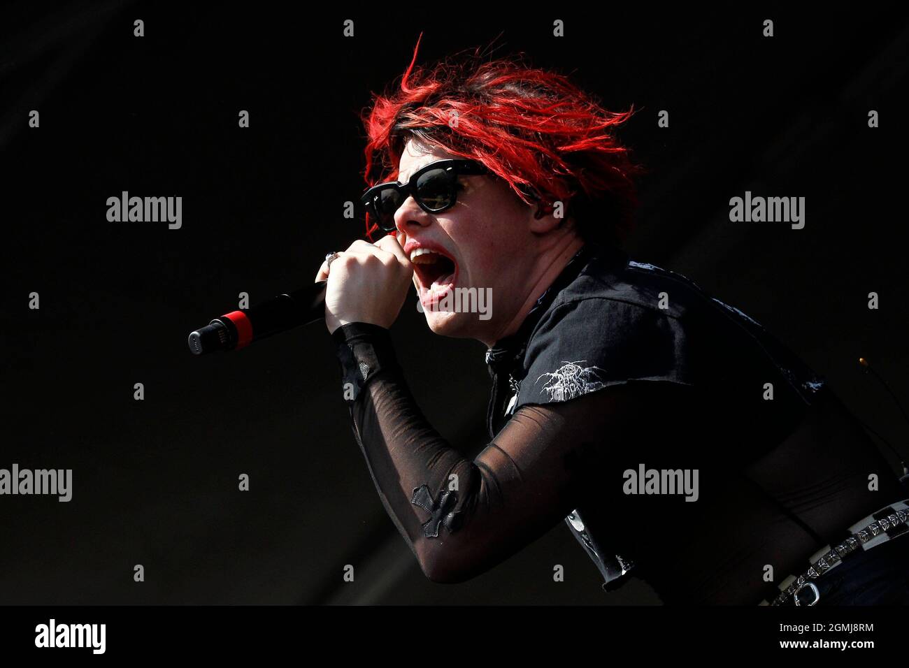 Yungblud on stage hi-res stock photography and images - Alamy