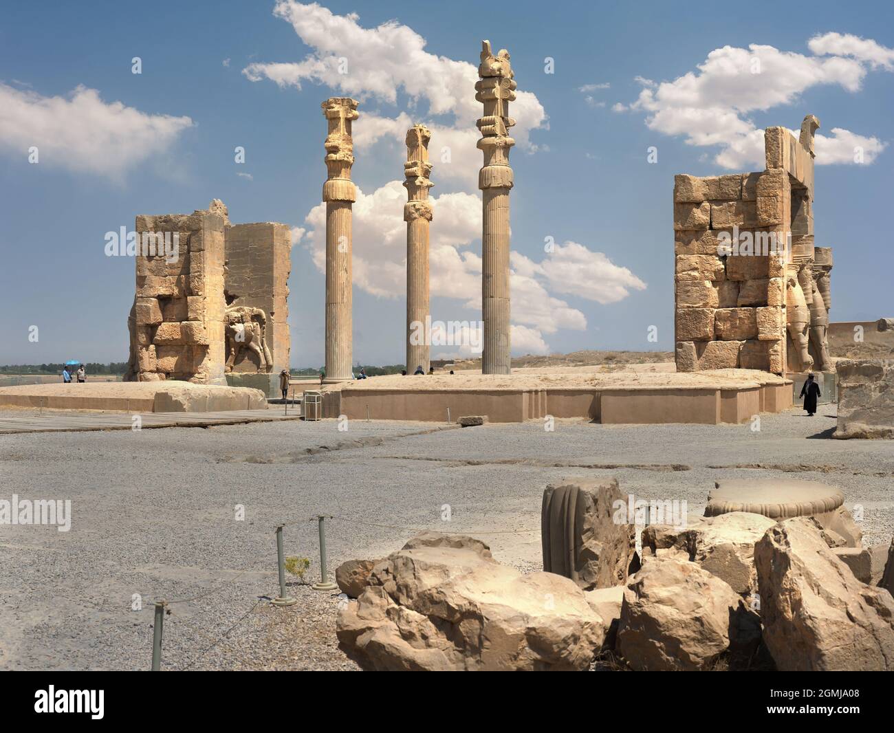 Gate of All Nations (Xerxes Gate) with stone statues of bulls in ...