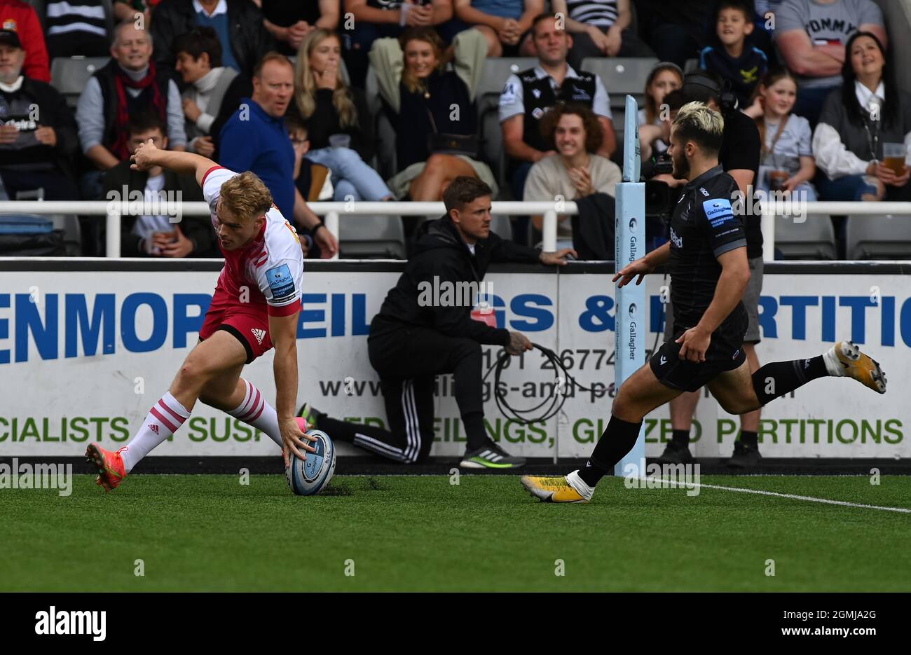 Louis lynagh harlequins hi-res stock photography and images - Alamy