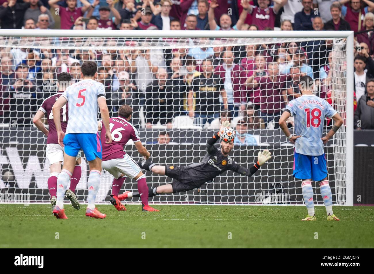 Mark noble west ham 2021 premier hi-res stock photography and images ...