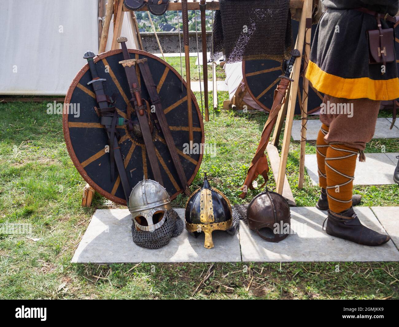 Helmets and swords hi-res stock photography and images - Alamy