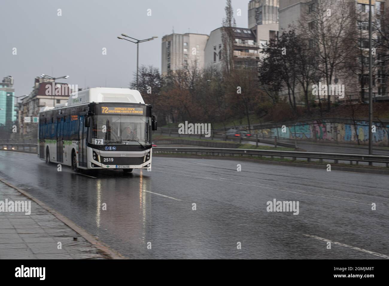 Bus driving in rain hi-res stock photography and images - Alamy