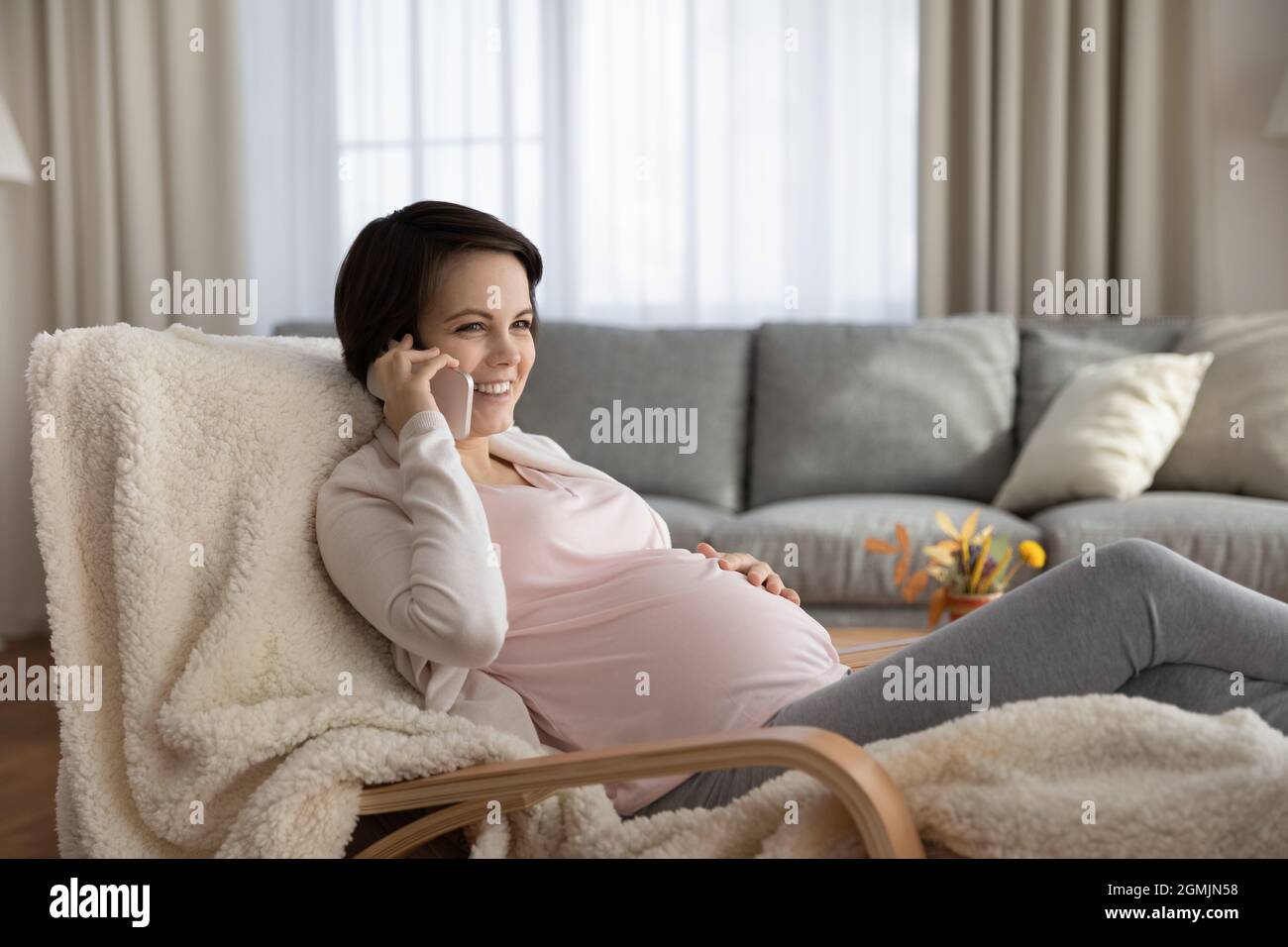 Mom girl phone call speaking hi-res stock photography and images - Alamy