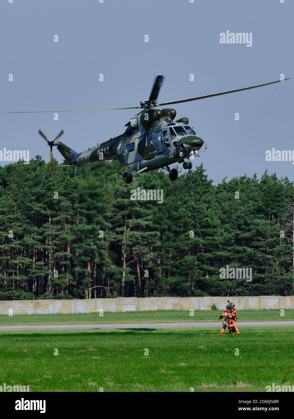 Helicopter in action hi-res stock photography and images - Alamy