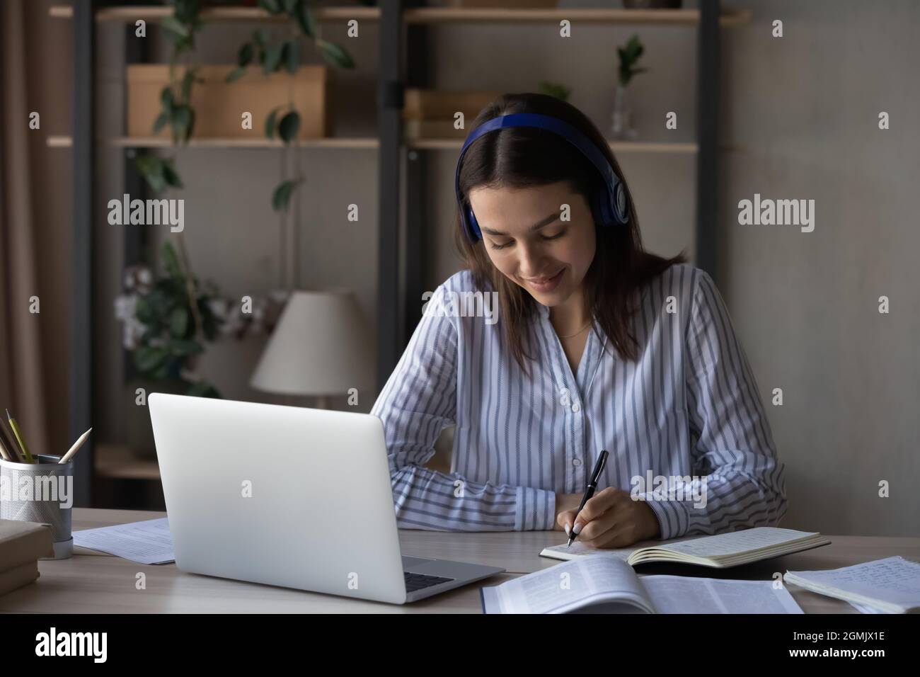 Person listening taking notes hi-res stock photography and images - Alamy