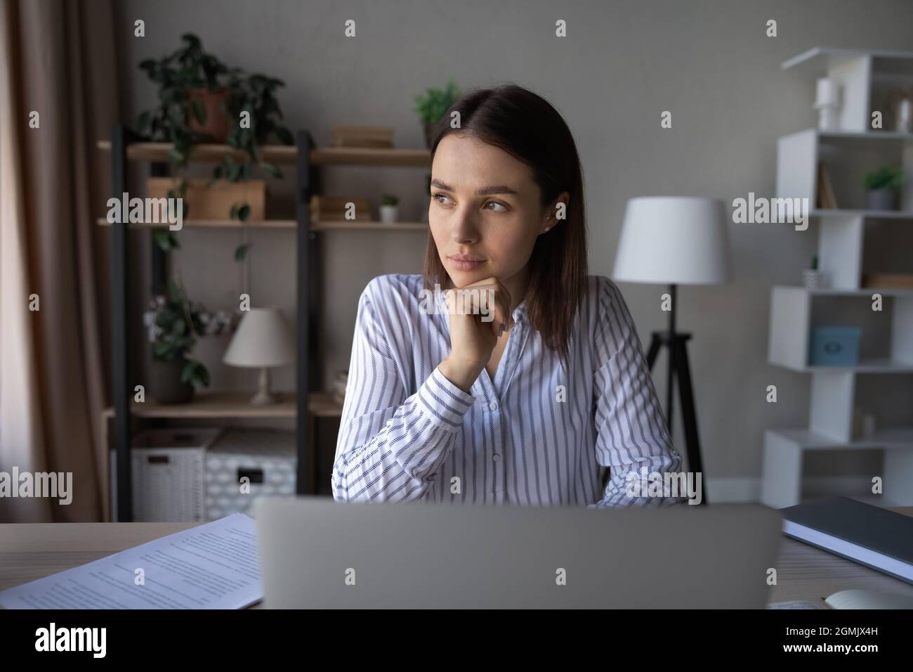Business woman looking distance hi-res stock photography and images - Alamy