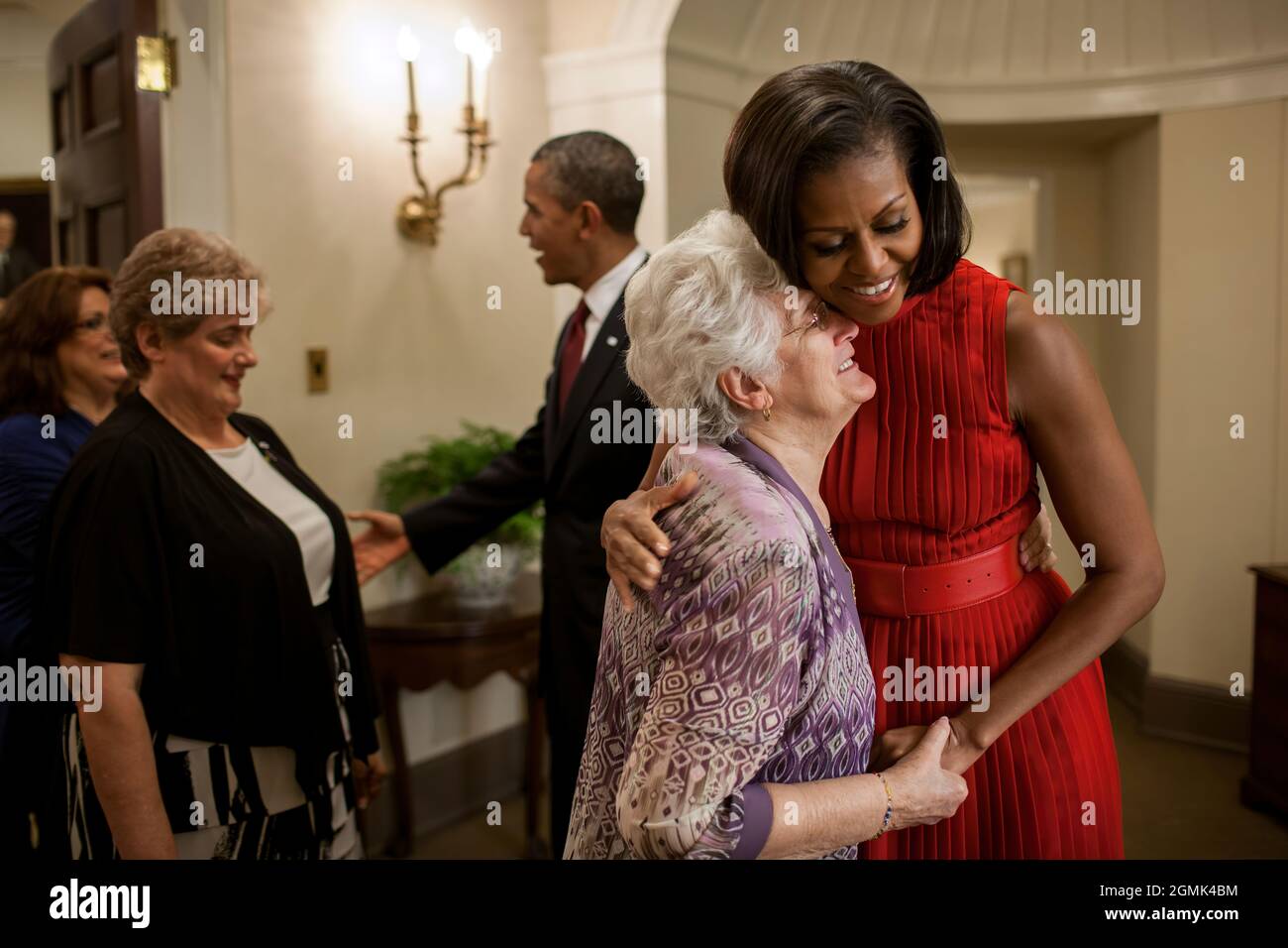 President Barack Obama and First Lady Michelle Obama greet the family ...