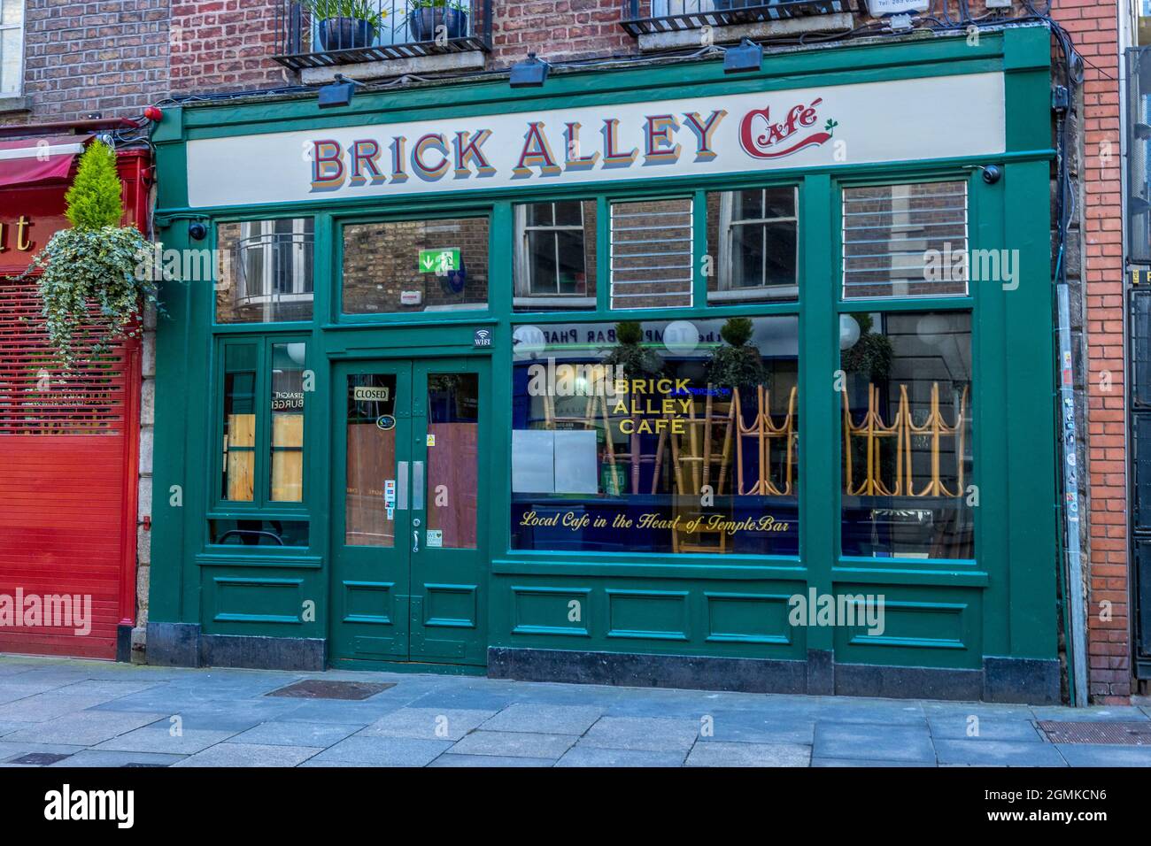 Closed brick alley cafe hi-res stock photography and images - Alamy