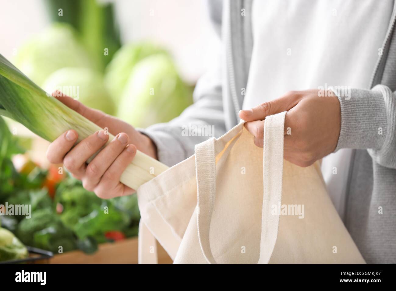 Hands choosing onion food market hi-res stock photography and images ...