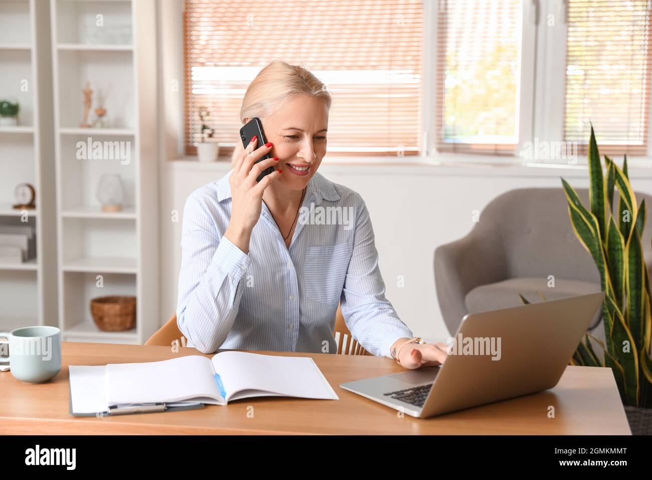 Beautiful woman talking psychologist hi-res stock photography and ...