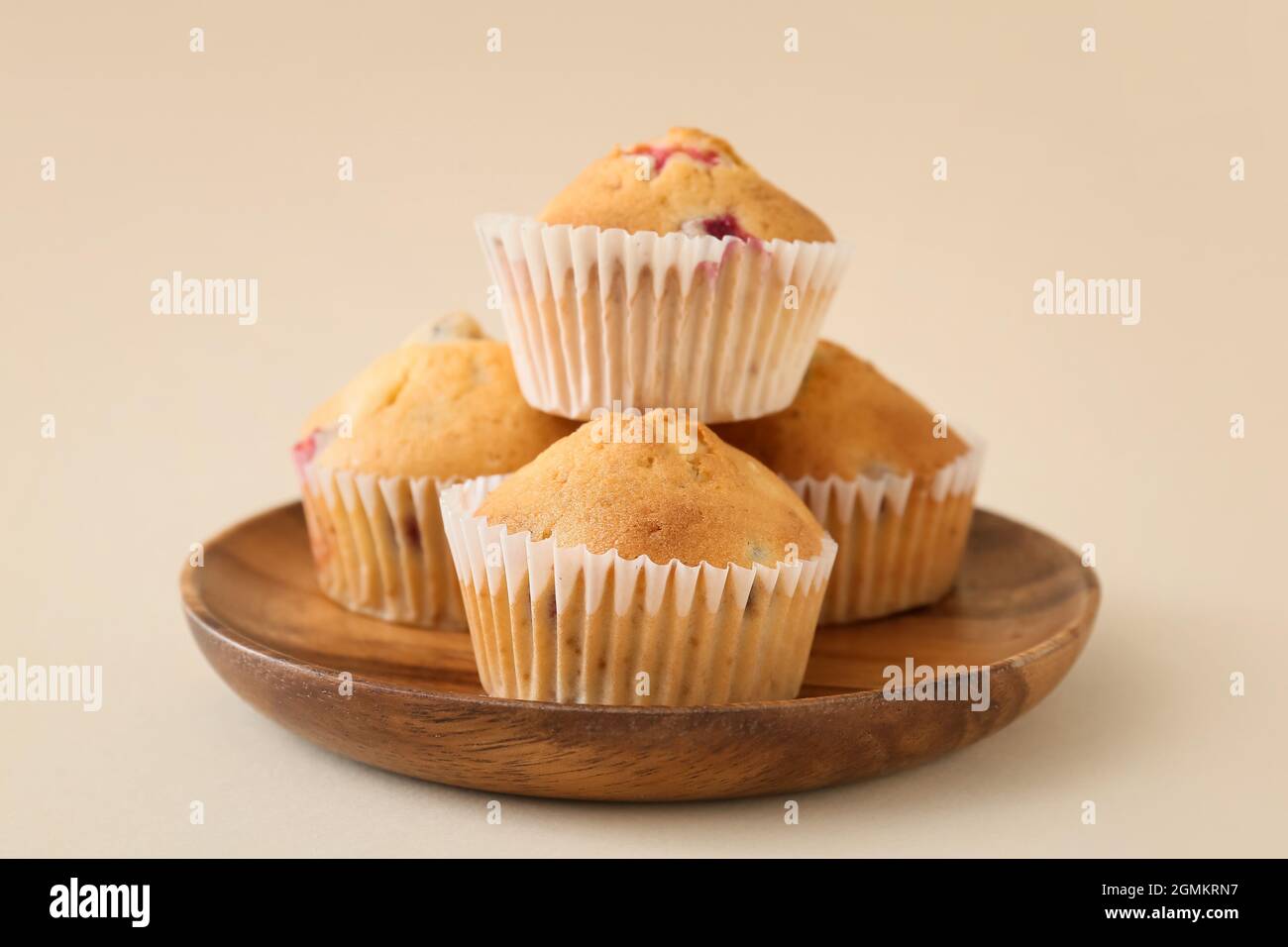 Plate with tasty cranberry muffins on color background Stock Photo - Alamy