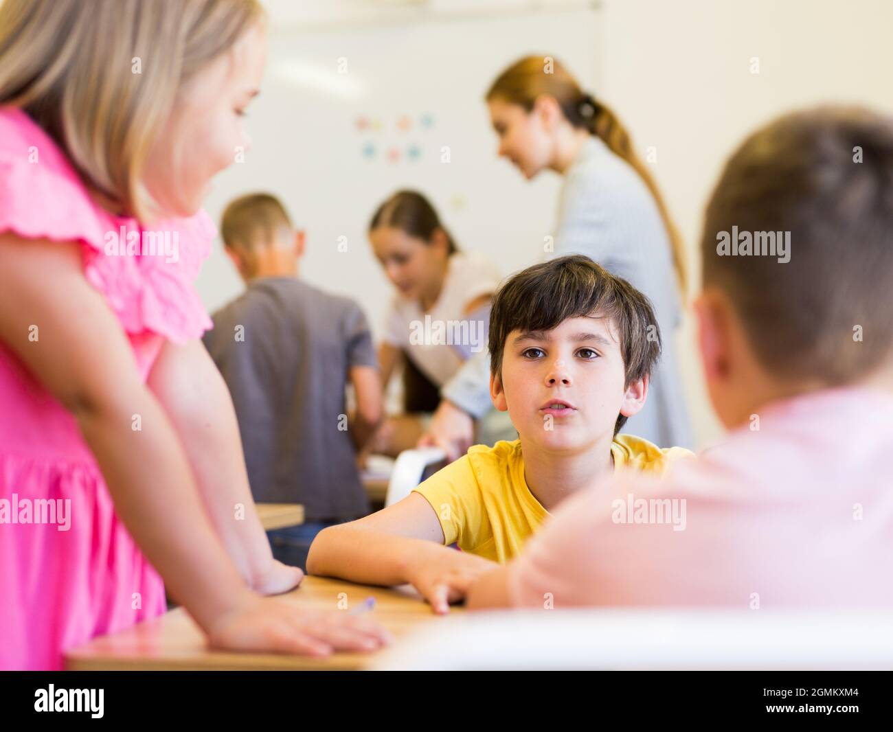 Schoolchildren performing team tasks Stock Photo - Alamy