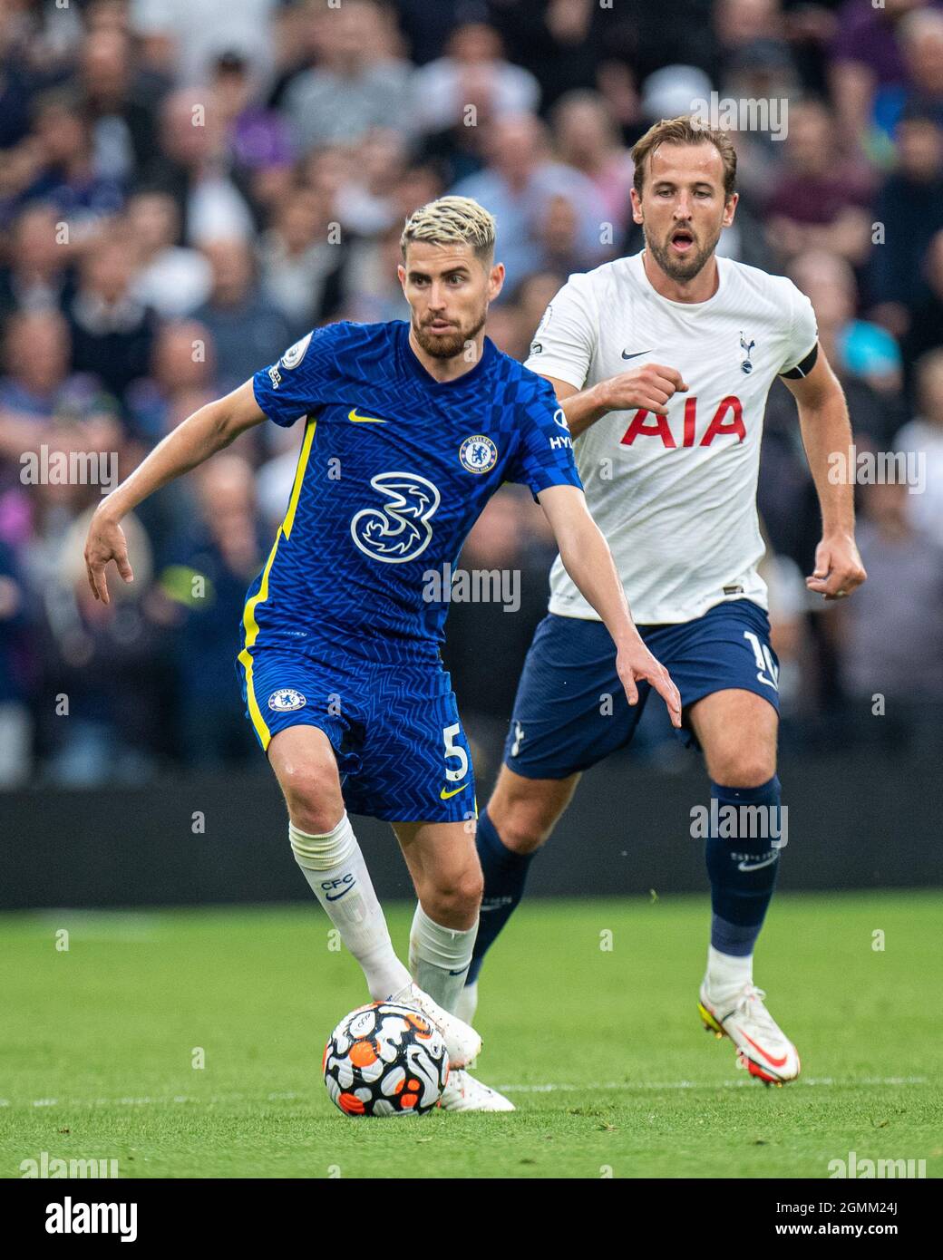 Harry kane blue away kit hi-res stock photography and images - Alamy