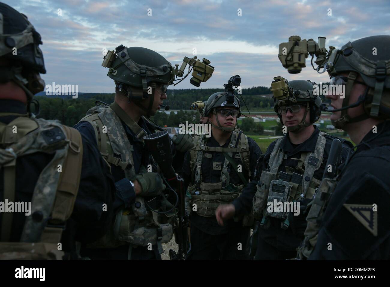 U.S. Soldiers assigned to Apache Company, 1st Battalion, 4th Infantry ...