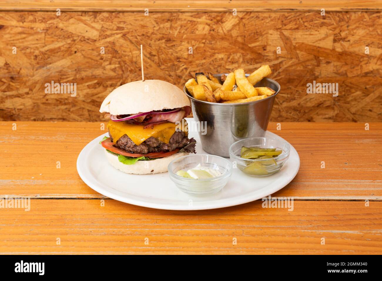 Beef burger with 250 grams of meat, red onion, tomato slices, iceberg ...