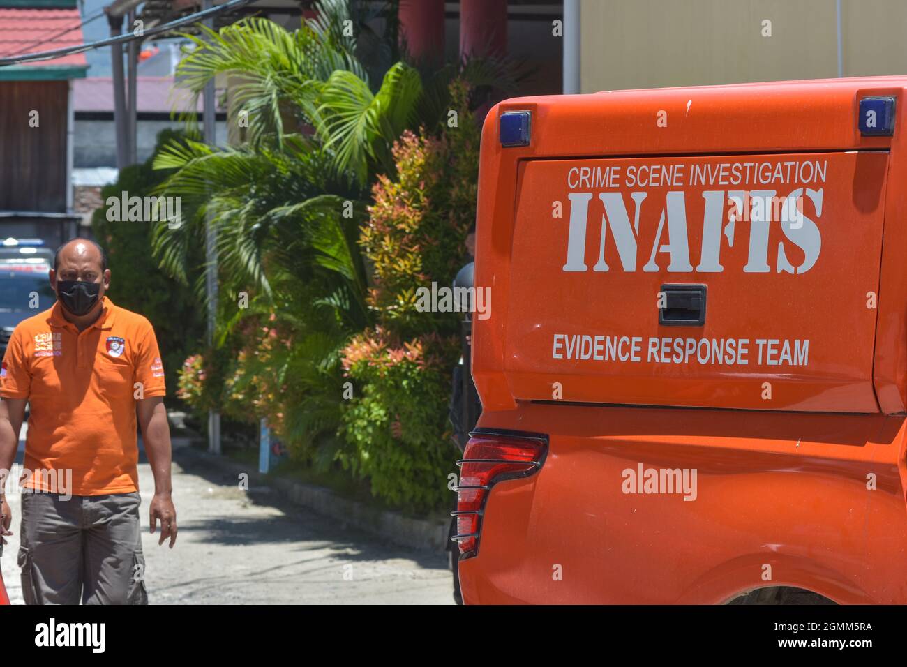 Palu, Indonesia. 19th Sep, 2021. The inafis team (Automatic Finger ...