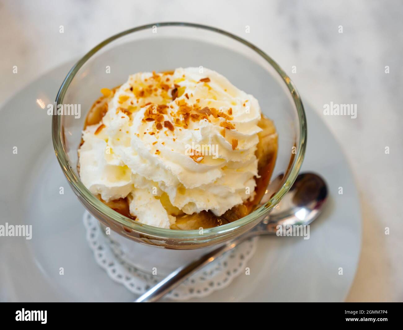 Dessert Banoffi of cookies with bananas and cream Stock Photo - Alamy