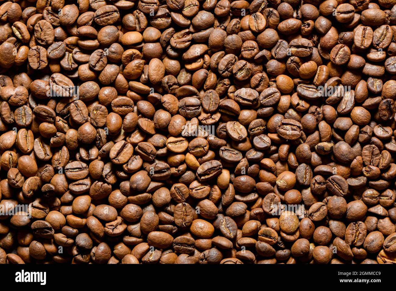 Texture of roasted coffee beans close-up Stock Photo - Alamy
