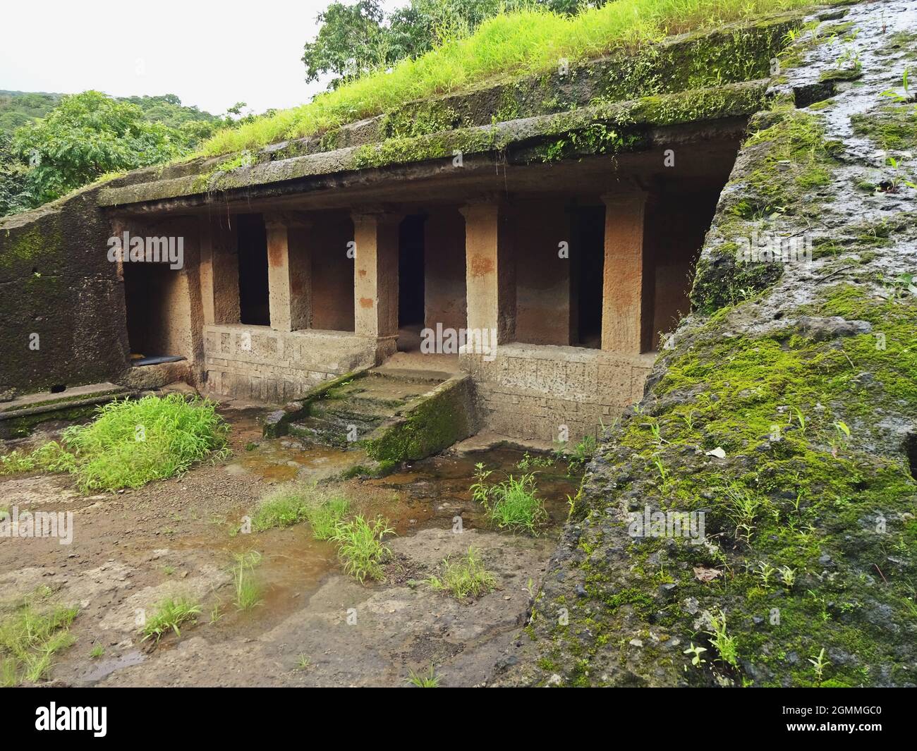 The Kanheri caves huge complex of rock-cut Buddhist monument in Mumbai ...