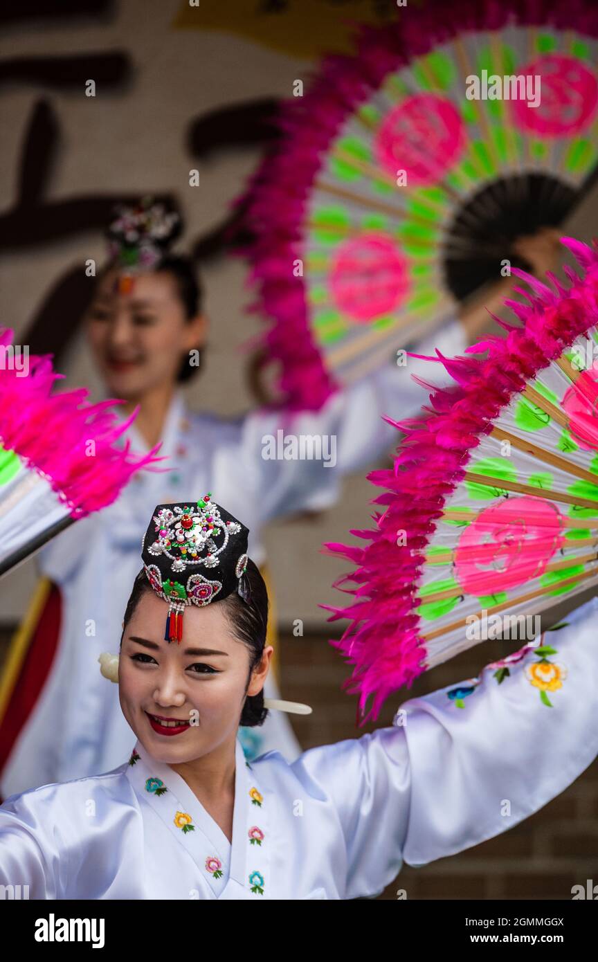 Korean traditional fan hi-res stock photography and images - Alamy