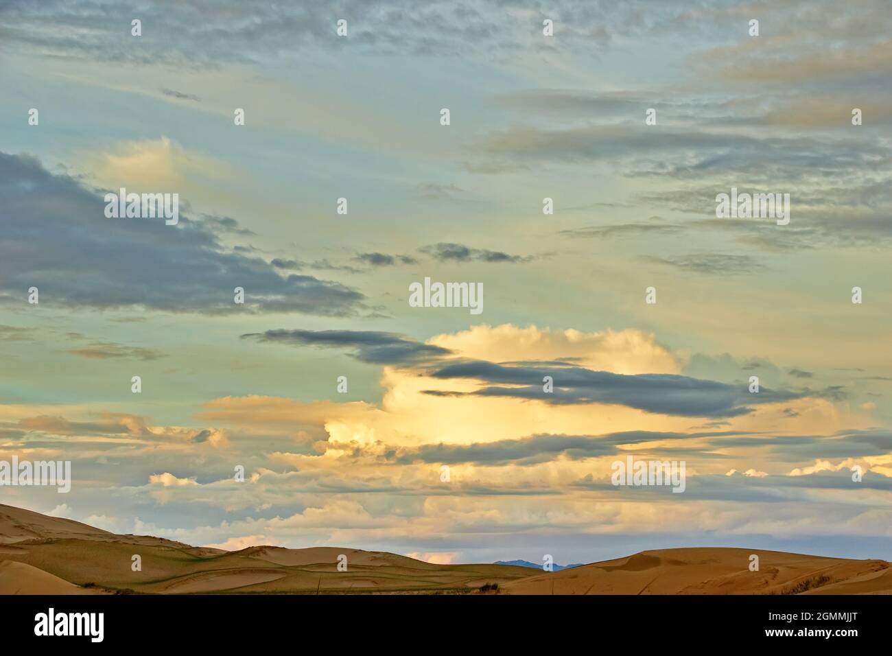 Evening cloudy sky over the sand dunes. Western Mongolia, Mongol-Els ...