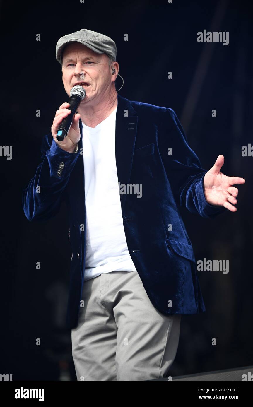 The factory concert hi-res stock photography and images - Alamy