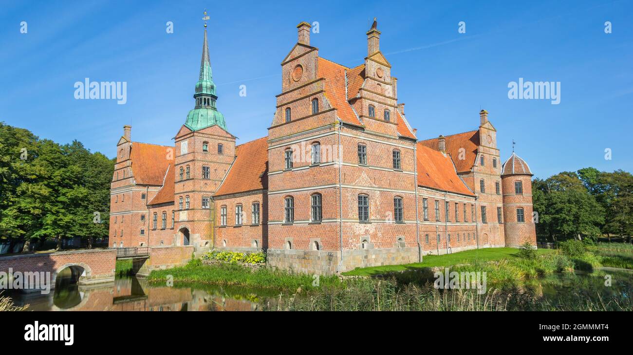 Red brick castle hi-res stock photography and images - Alamy