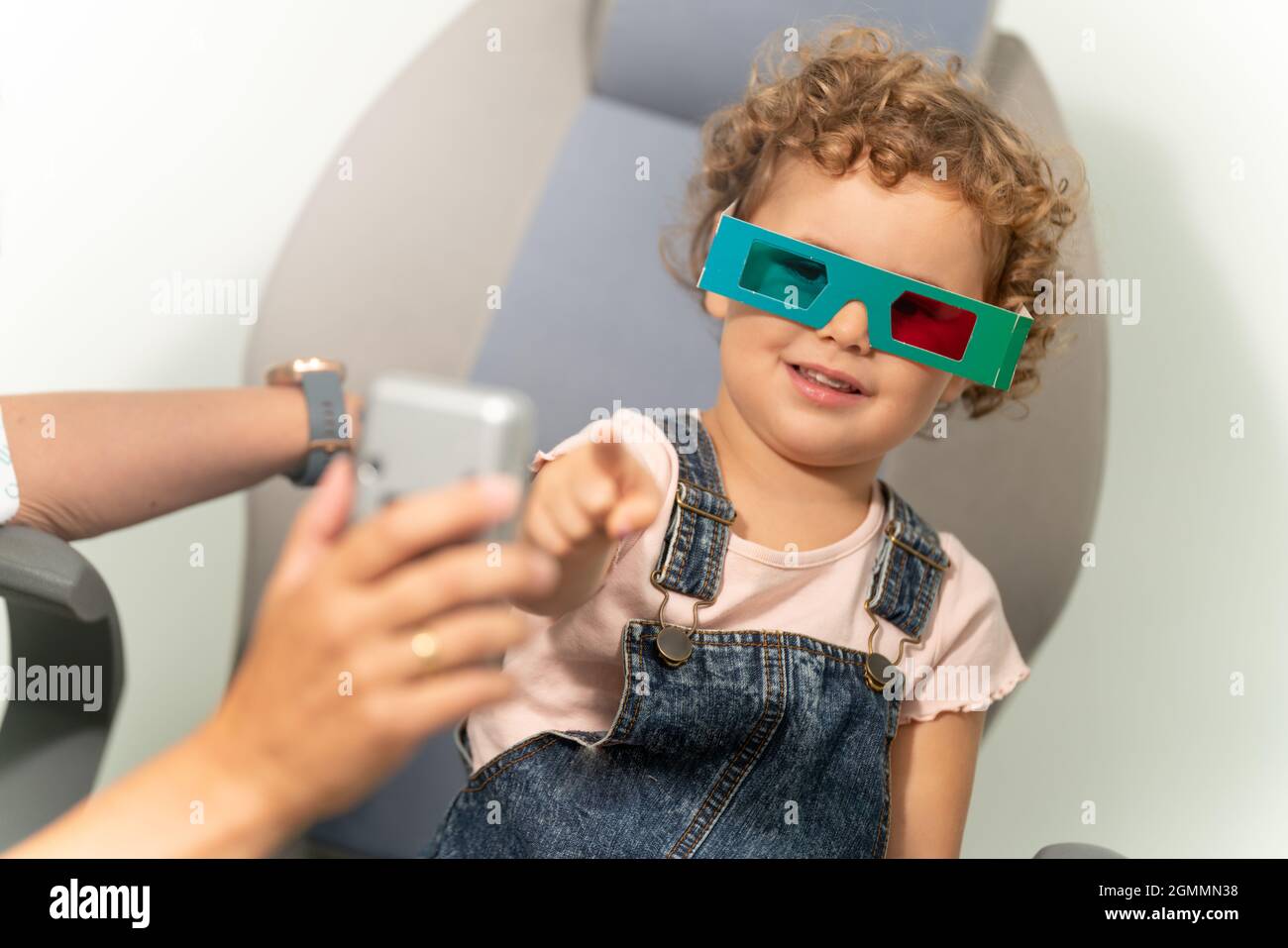 Little girl taking the worth test at an optometrist consultation Stock ...