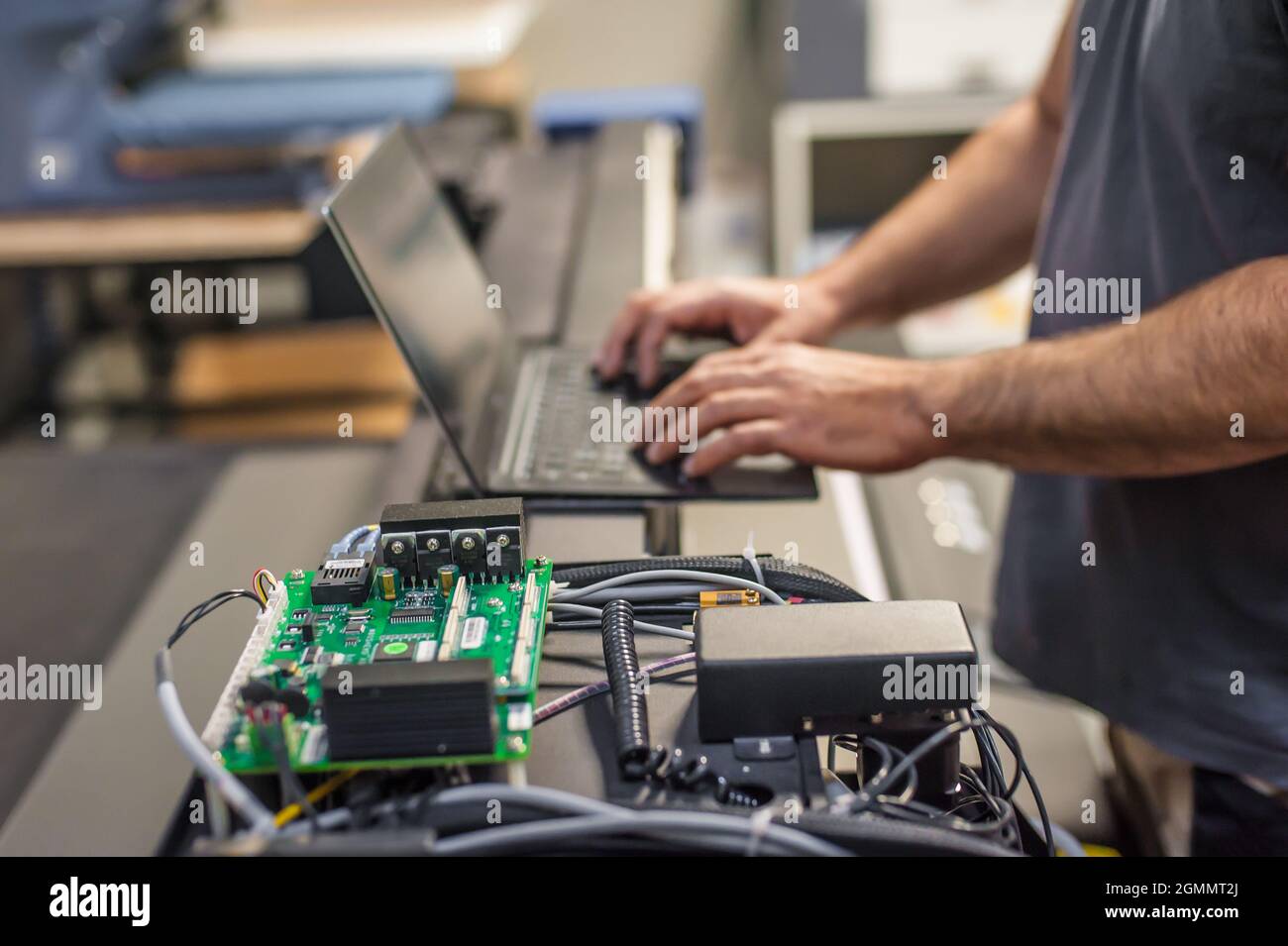 Field service maintenance engineer technician electrician inspect and ...