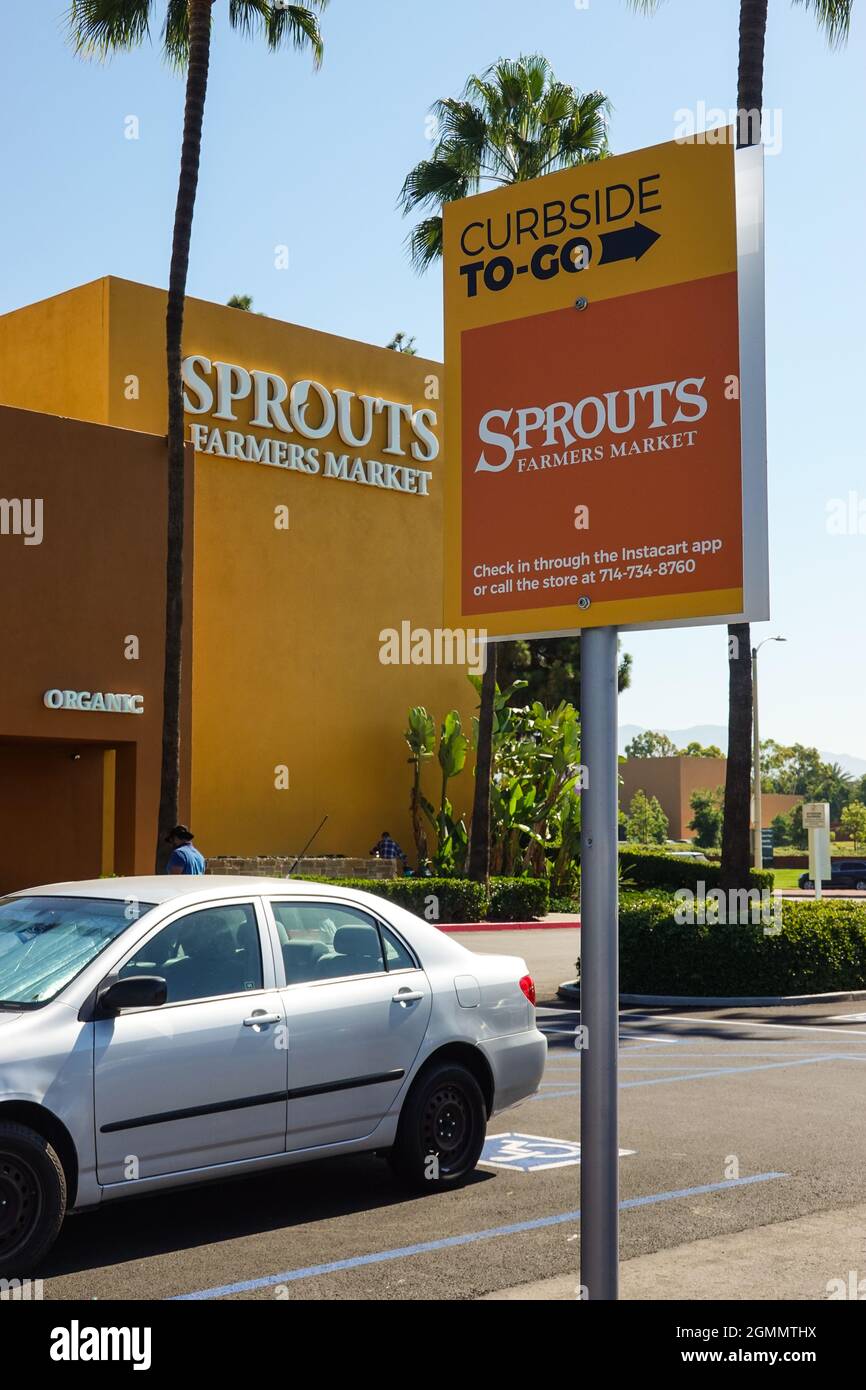 Sprouts neighborhood farmers market grocery store curbside to go sign ...