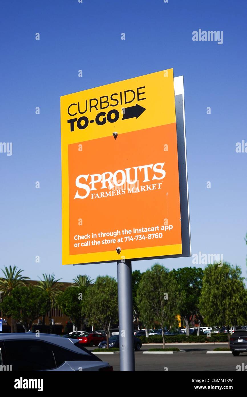 Sprouts neighborhood farmers market grocery store curbside to go sign ...