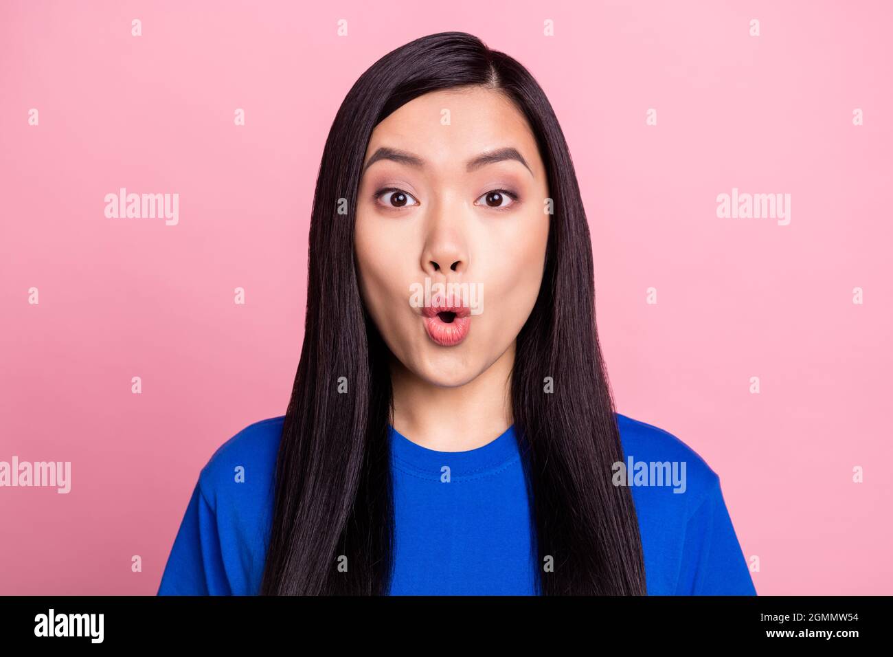 Photo of young happy asian shocked woman astonished news face reaction ...