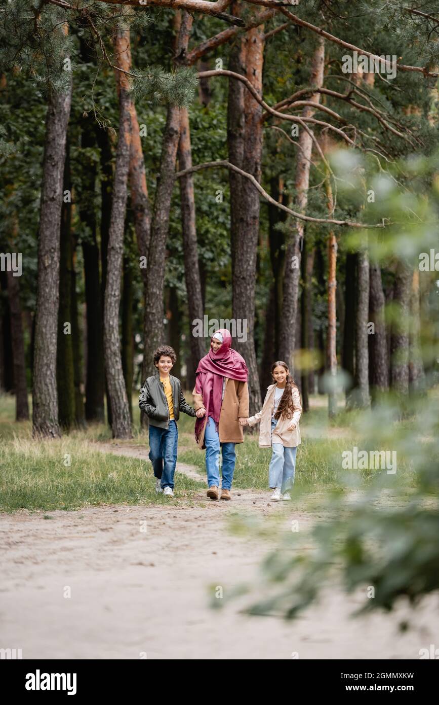 Mom daughter during autumn hi-res stock photography and images - Alamy