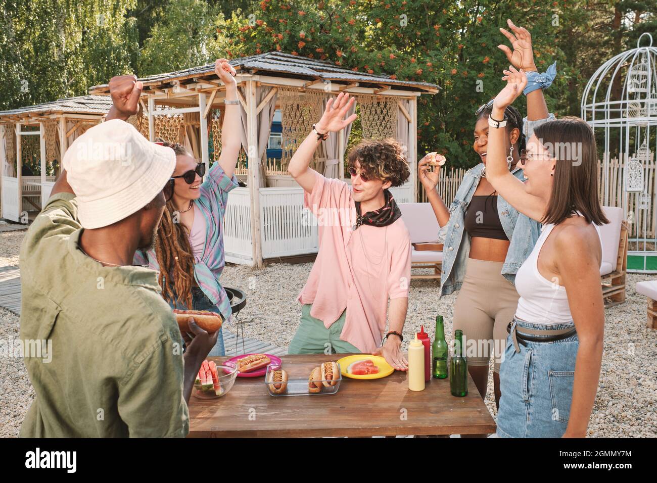 Outdoor party hi-res stock photography and images - Alamy