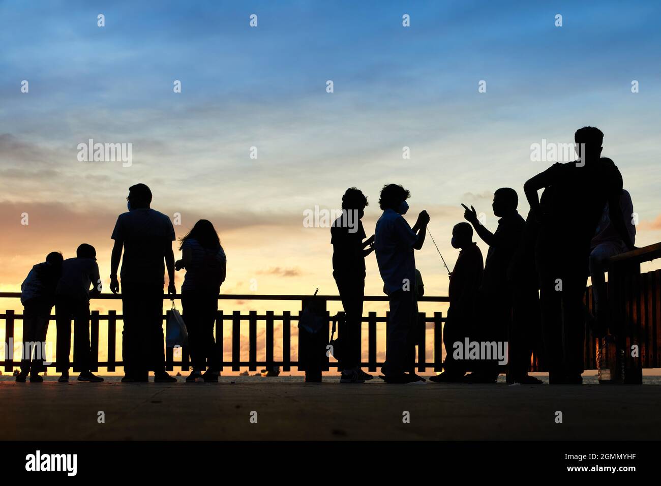 Conversation silhouette hi-res stock photography and images - Alamy