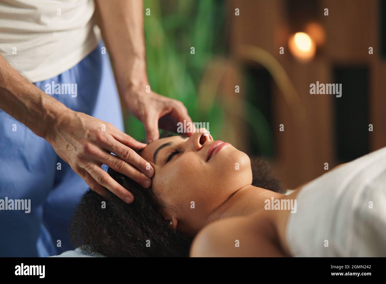 Young woman having relaxing head massage at the spa Stock Photo - Alamy