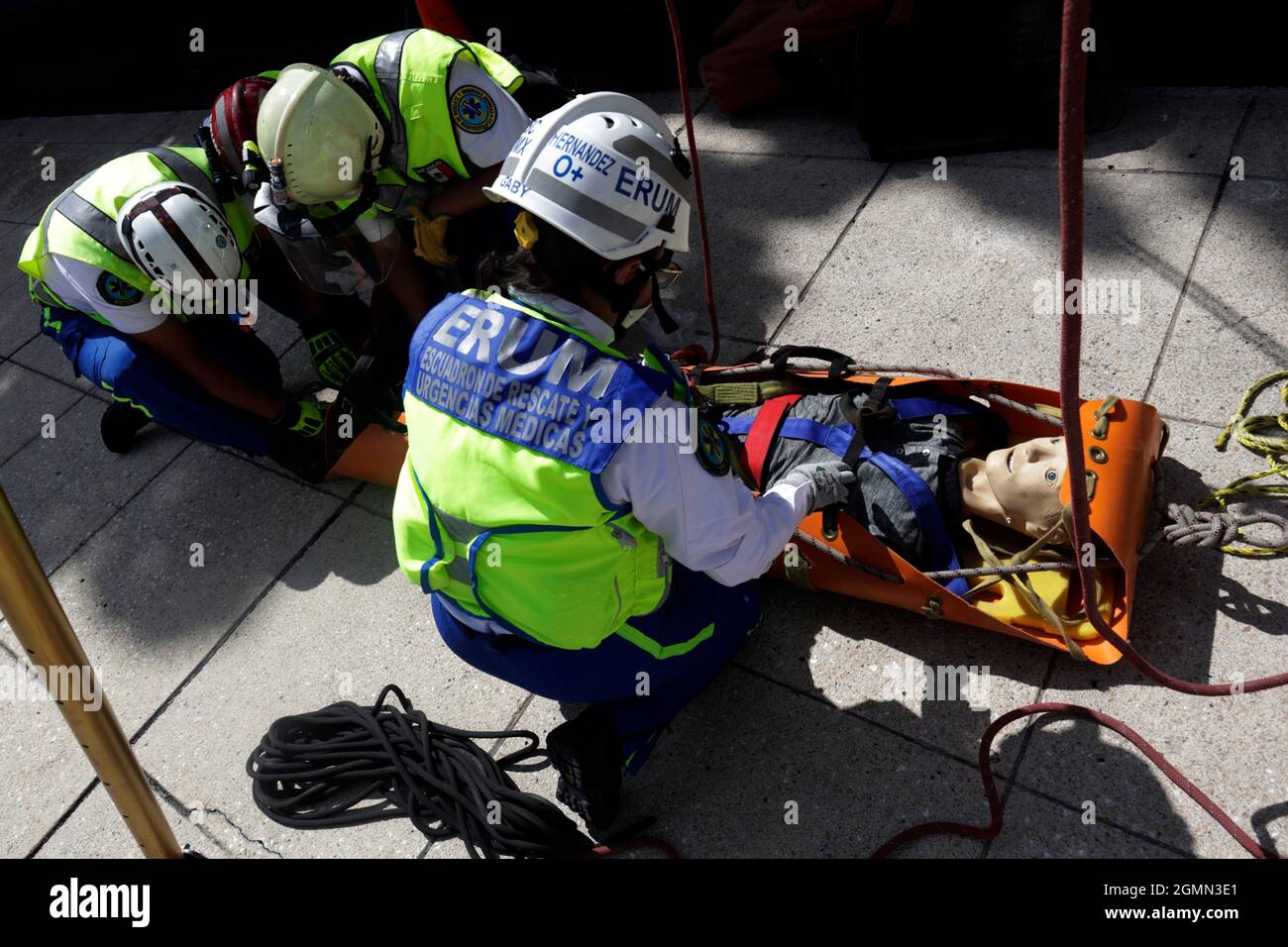 Non Exclusive: MEXICO CITY, MEXICO - SEPTEMBER 19, 2021: Rescuers ...