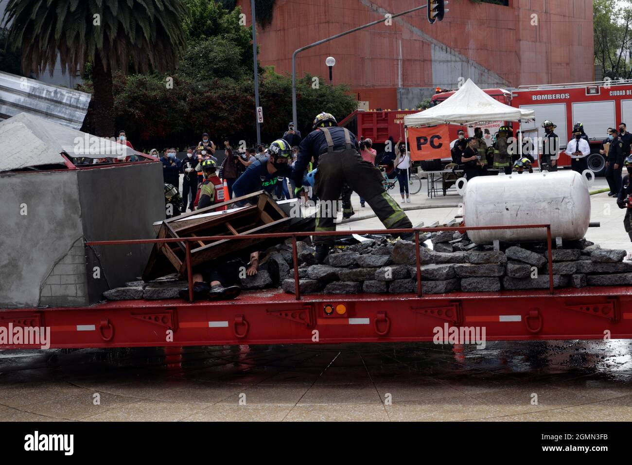 Trapped person earthquake hi-res stock photography and images - Alamy