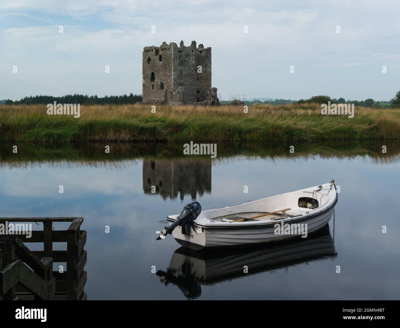 Threave castle massive fortification built in 14thc hi-res stock ...