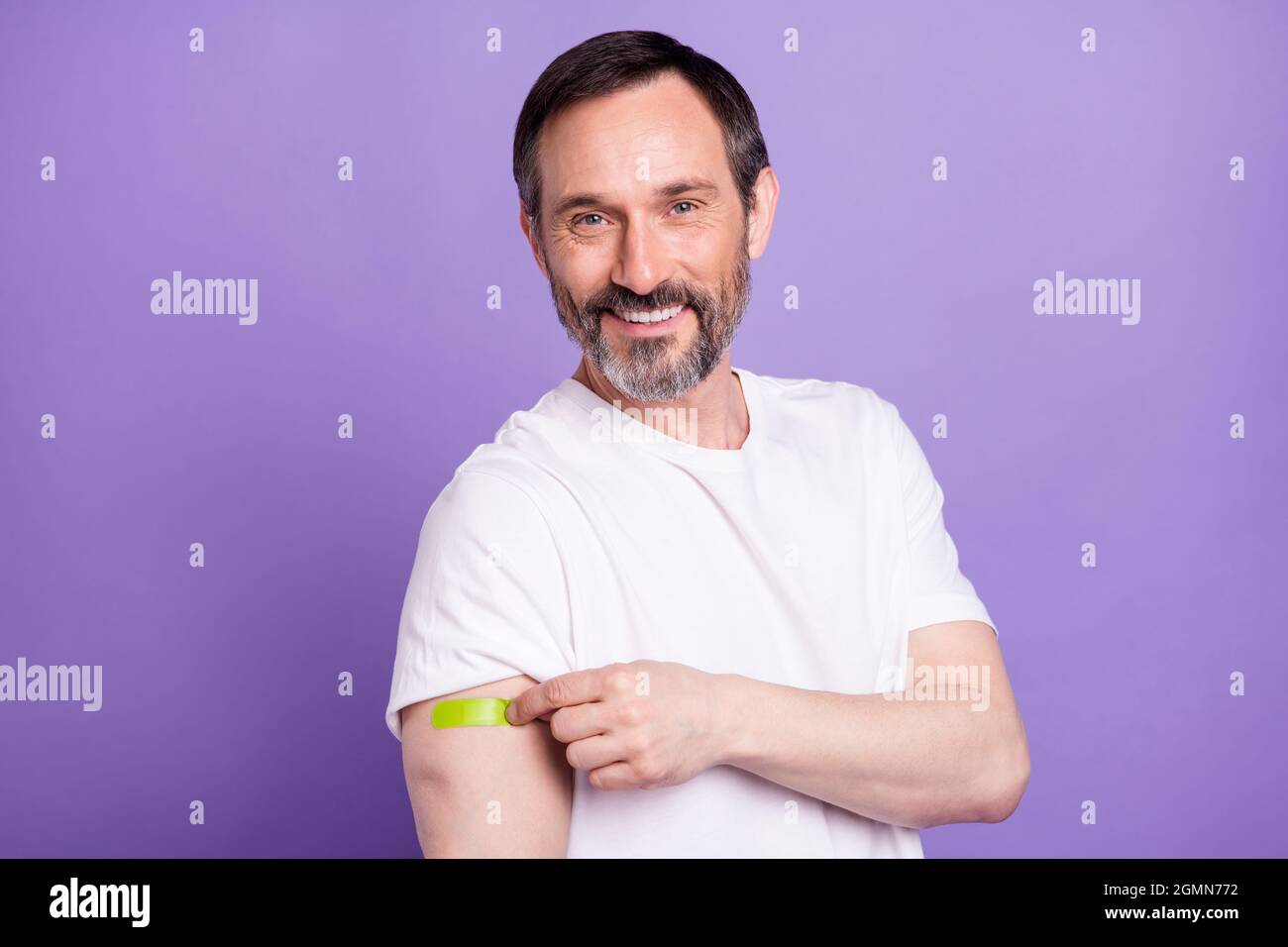 Photo portrait bearded man smiling did vaccine stay safe isolated ...