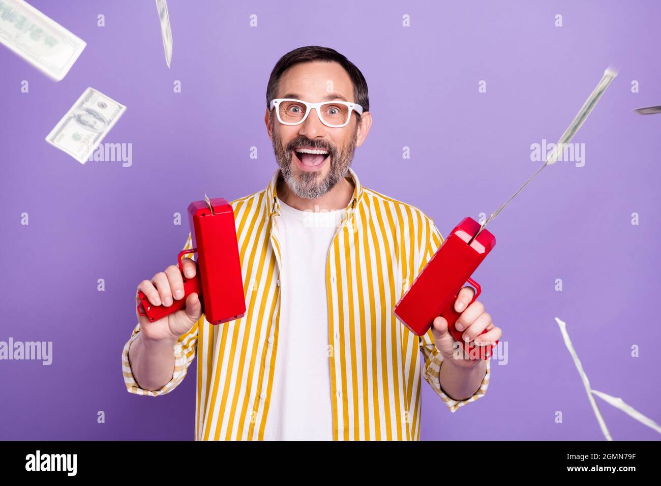Photo portrait bearded man smiling keeping gun shot dollars money ...