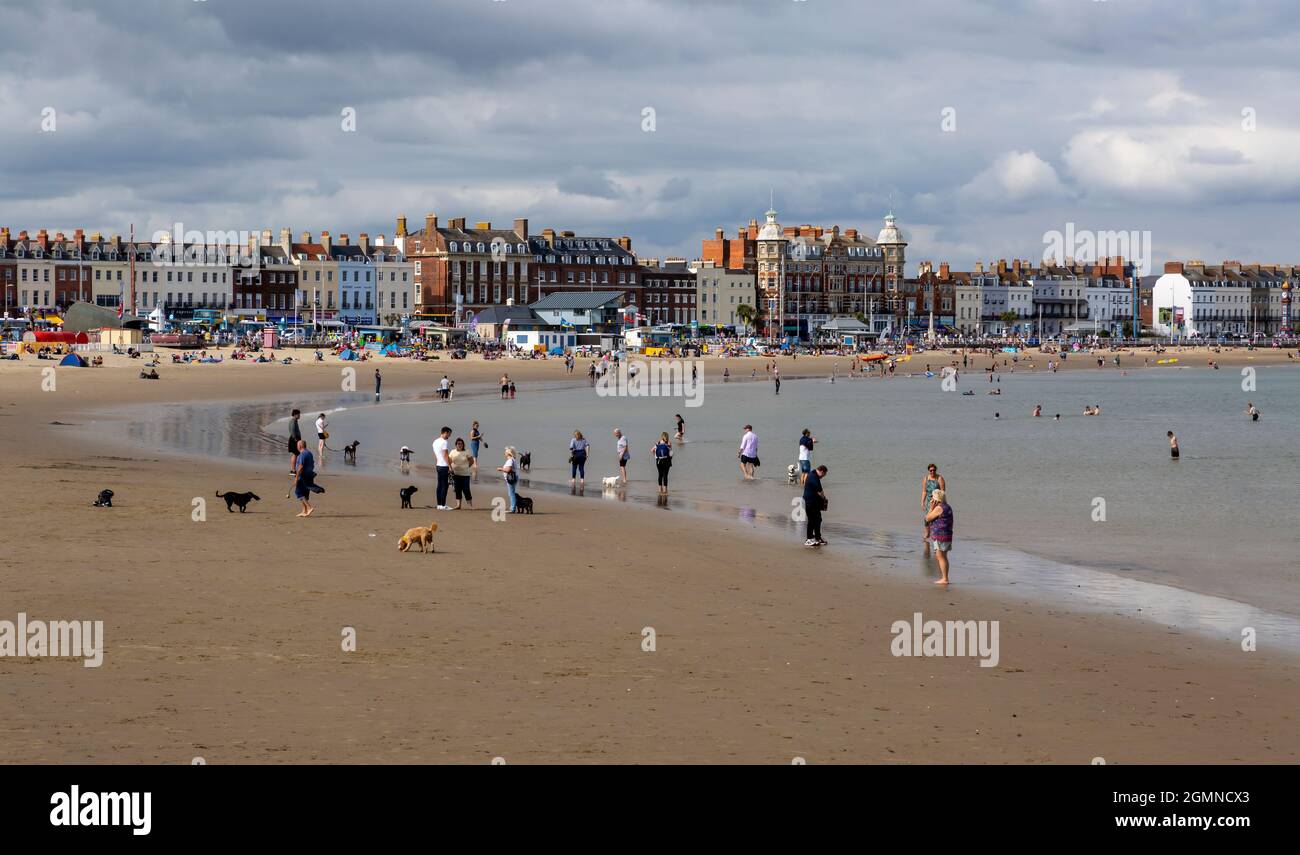Editorial Weymouth, UK - September 11th, 2021: Holidaymakers on the ...