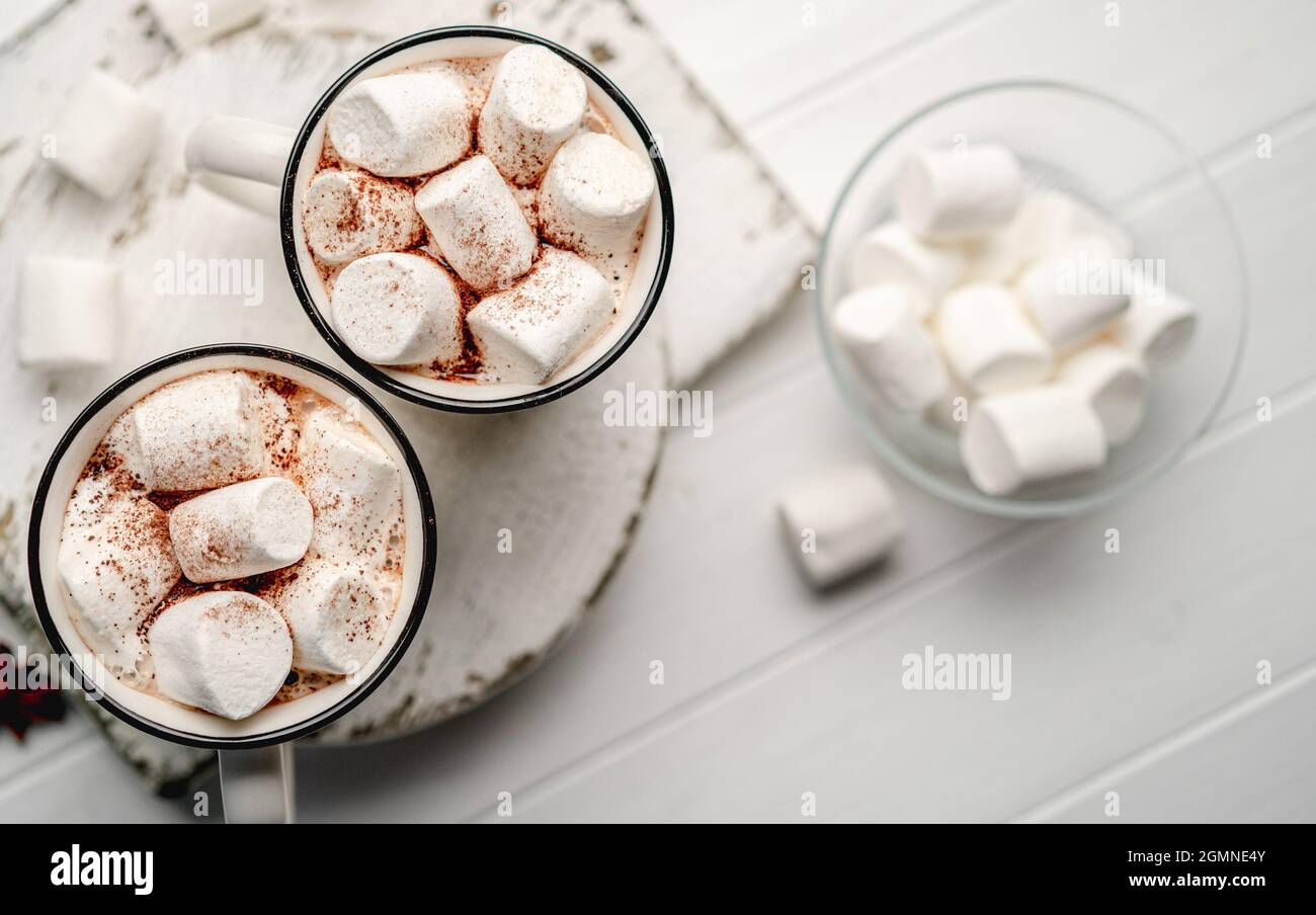 Cocoa mugs filled with white marshmallow Stock Photo - Alamy