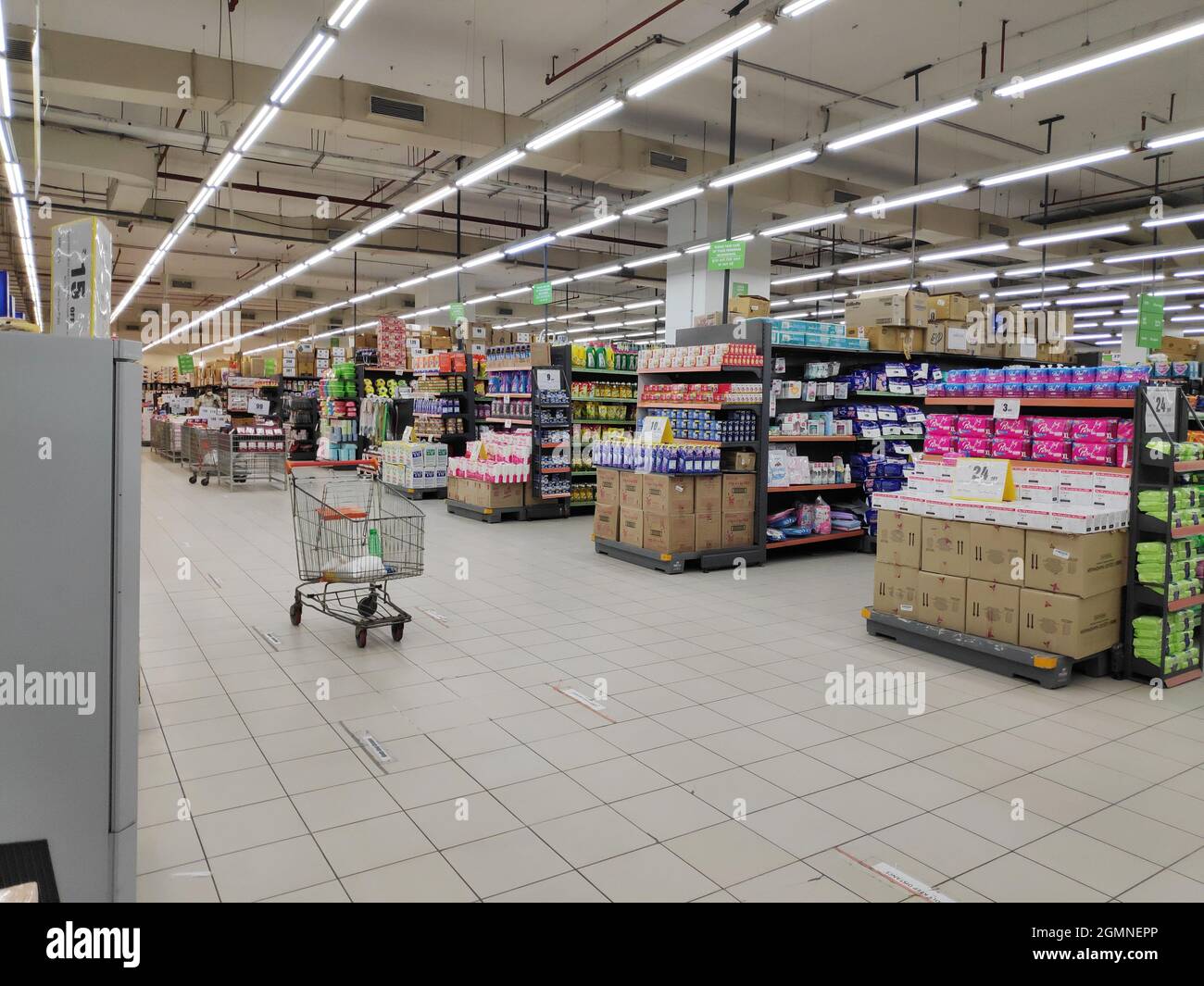 Grocery store interior design hi-res stock photography and images - Alamy