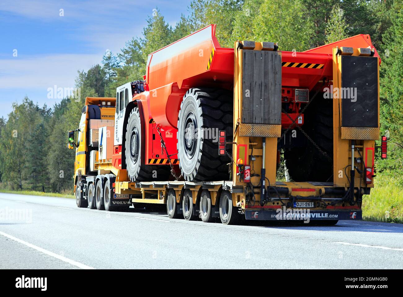 Volvo FH16 semi trailer truck Nostokonepalvelu hauls Sandvik Toro ...