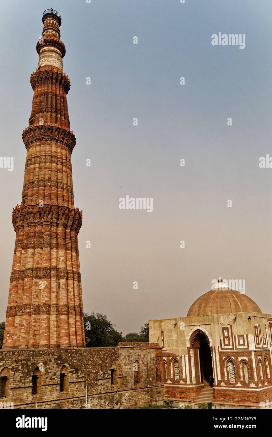 Minaret and Mosque, Qutb Minar Stock Photo - Alamy