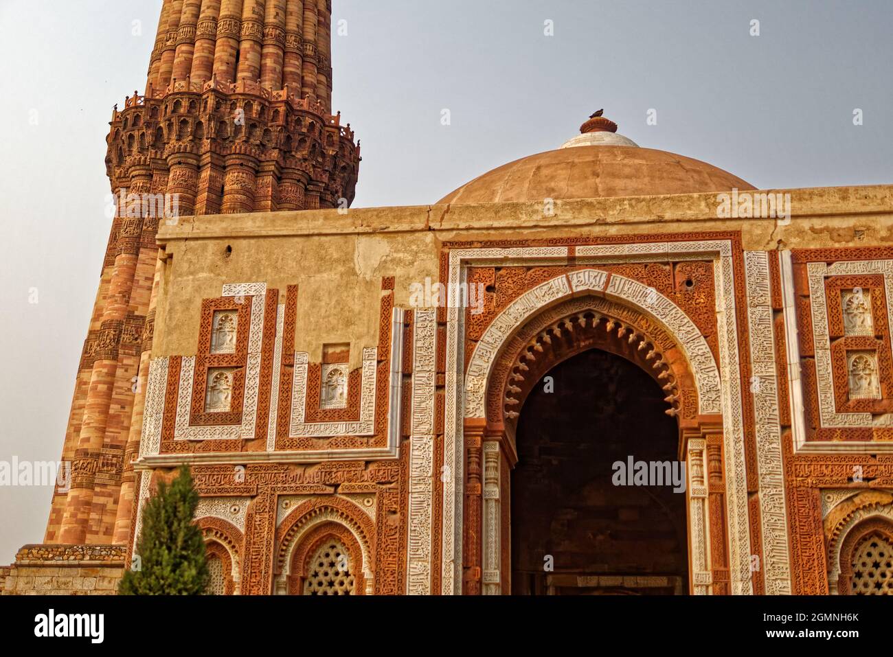 Alai darwaza gate hi-res stock photography and images - Alamy
