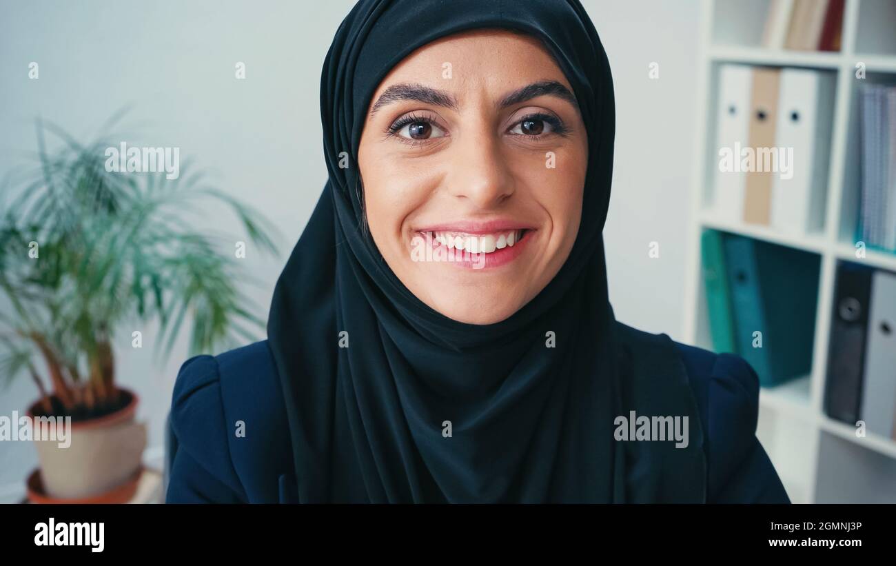 Muslim in office arabian hi-res stock photography and images - Alamy