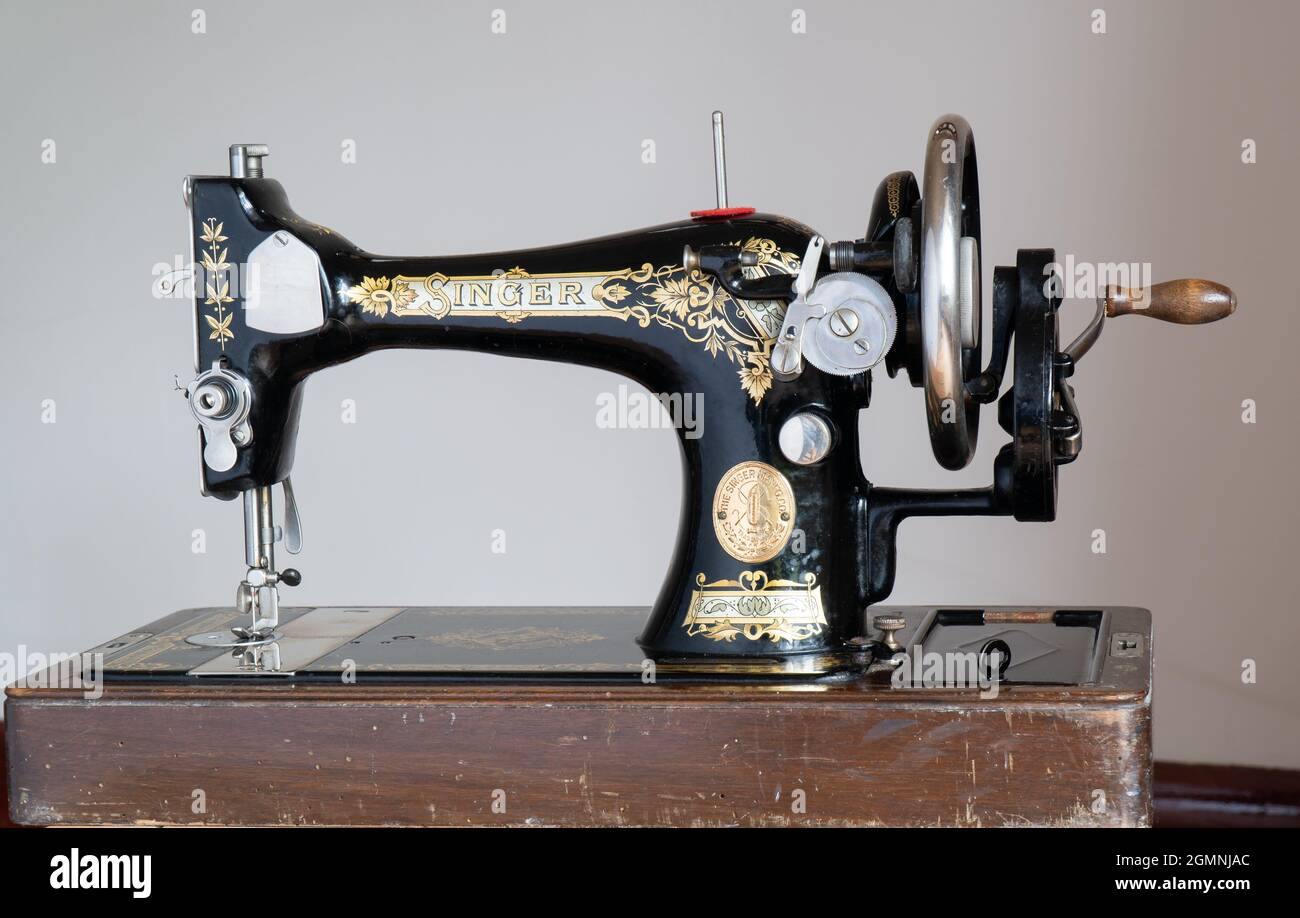 Singer antique sewing machine hi-res stock photography and images - Alamy